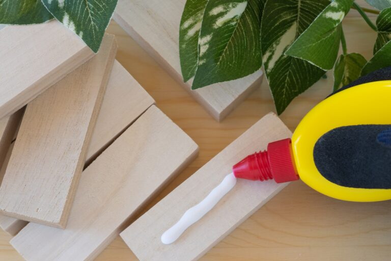 Tutto sulla colla forte per legno: le tipologie, a cosa serve e come si usa